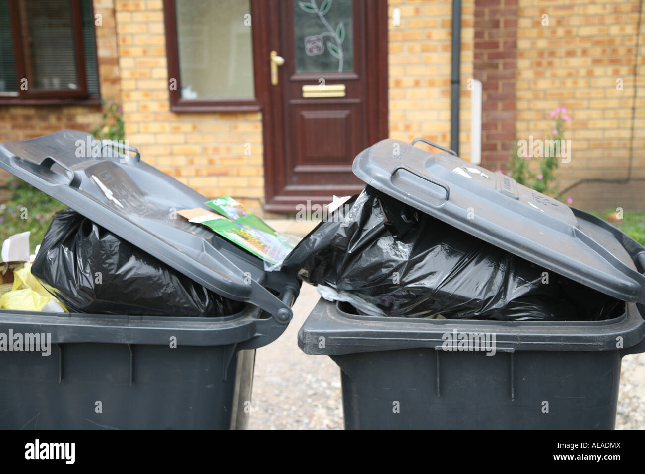 rubbish collecting in refuse bins Stock Photo - Alamy
