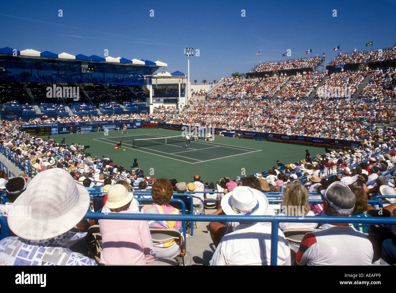 Crowd at tennis stadium hi-res stock photography and images - Alamy