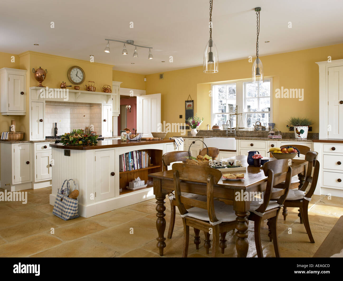 Country farmhouse kitchen Stock Photo - Alamy