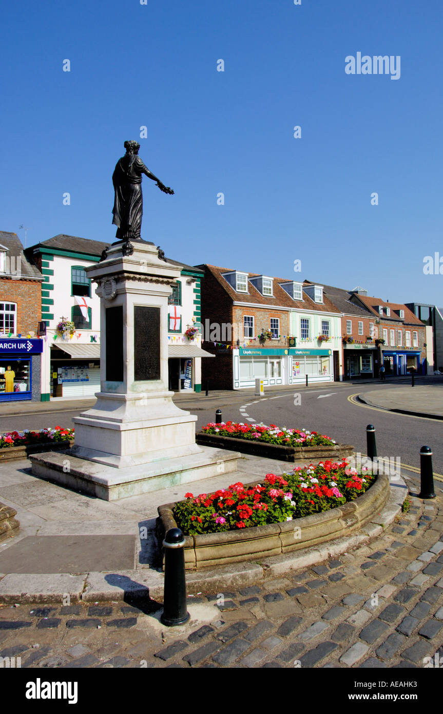 Statue and houses over shops Market place Wallingford England Stock ...