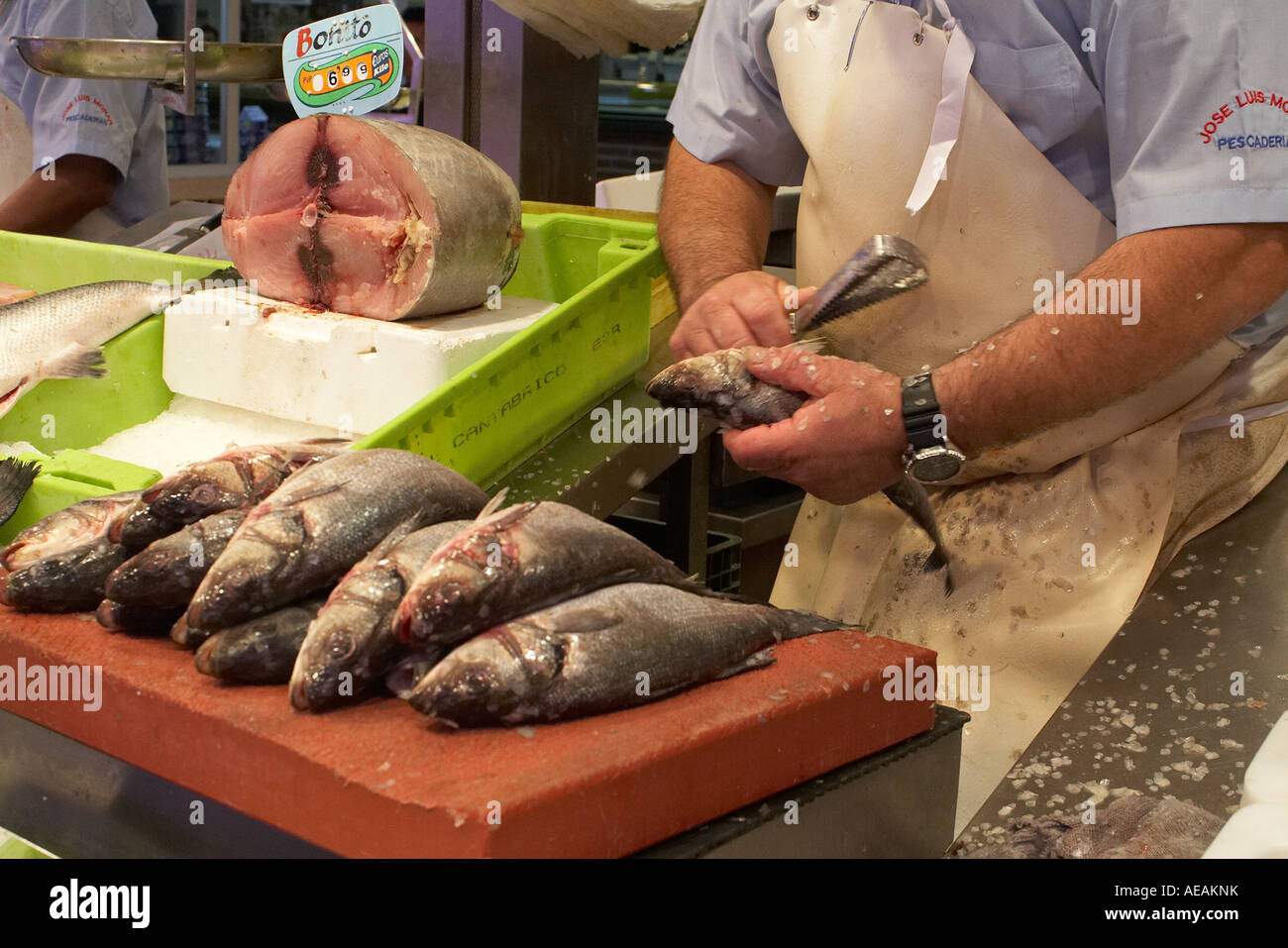 Man scaling fish hi-res stock photography and images - Alamy