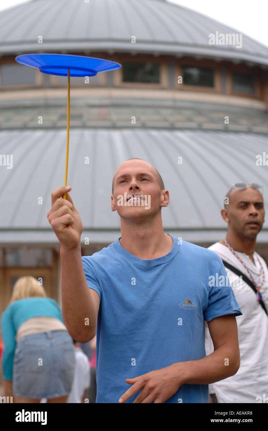 Plate spinning and circus hi-res stock photography and images - Alamy