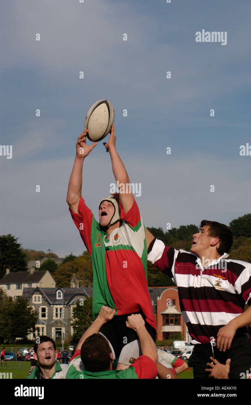 Lineout jump hi-res stock photography and images - Alamy
