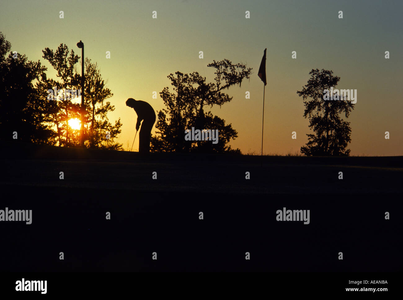Golf silhouette putt hi-res stock photography and images - Alamy