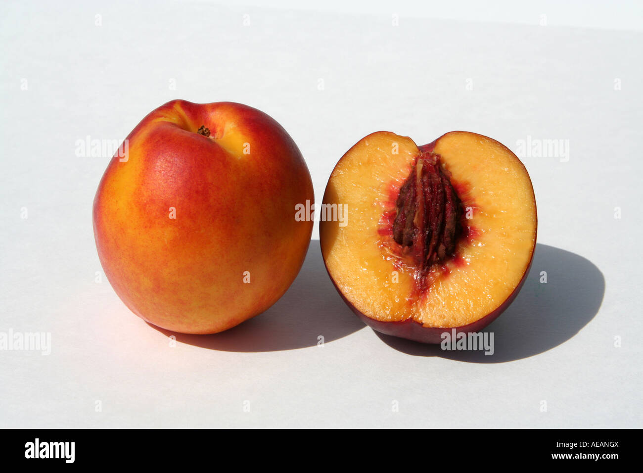 Whole nectarines hi-res stock photography and images - Alamy
