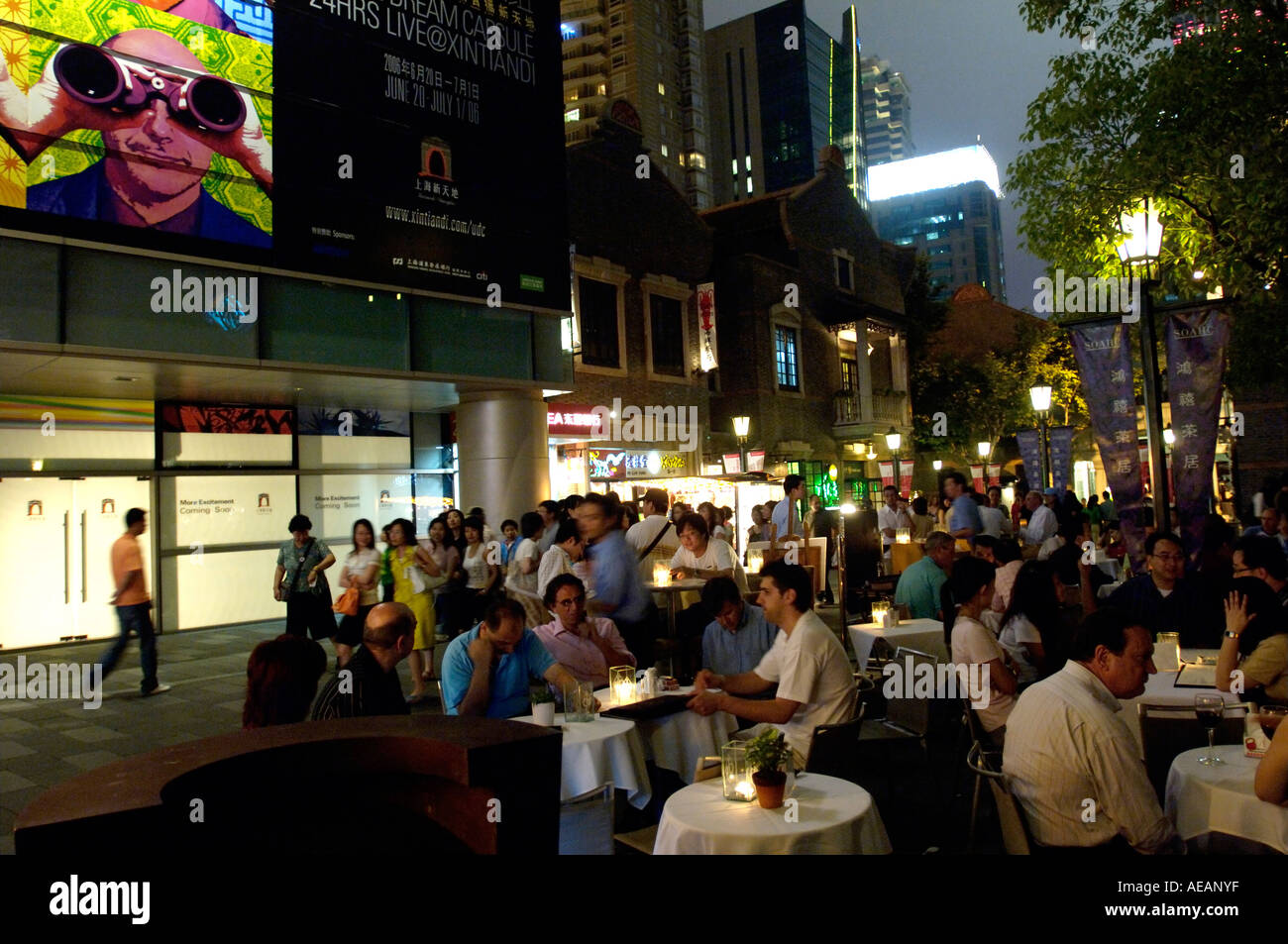 Shanghai xintiandi nightlife bar hi-res stock photography and images ...