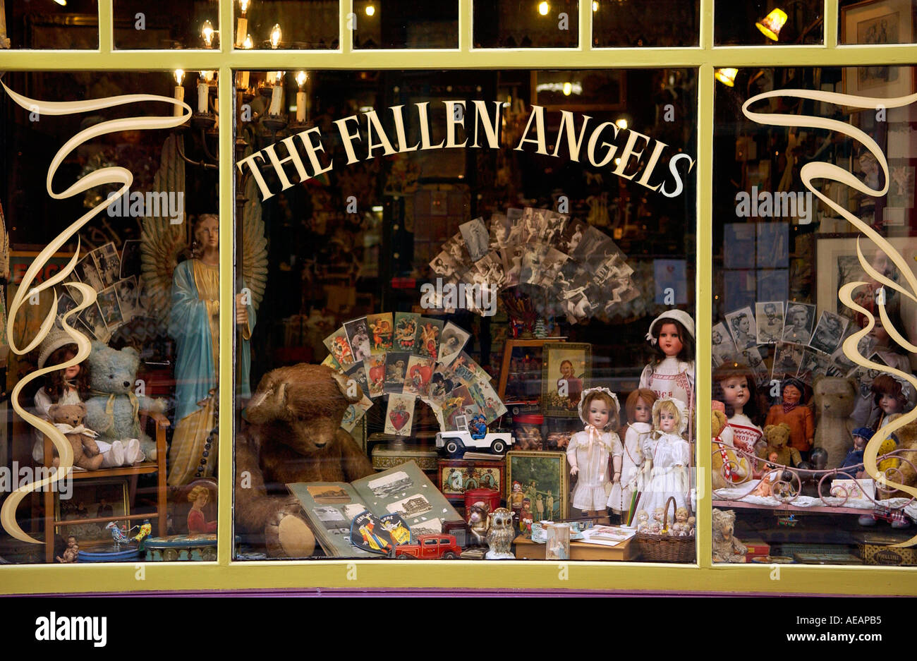 Curiosity shop hi-res stock photography and images - Alamy