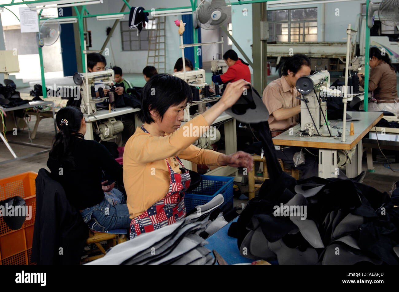 China shoes factory workers hi-res stock photography and images - Alamy