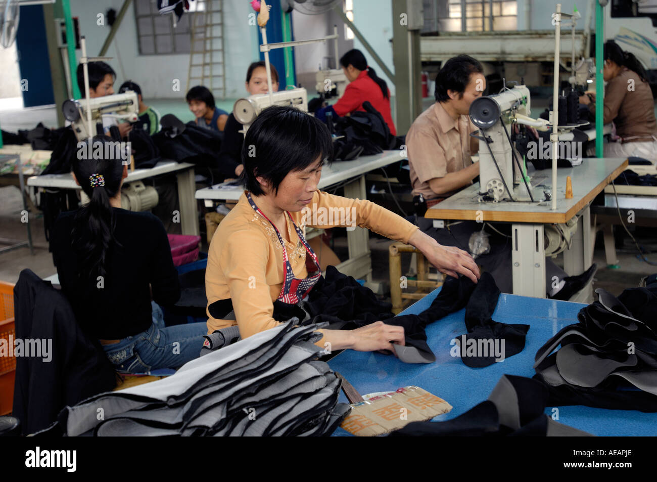 China shoes factory workers hi-res stock photography and images - Alamy