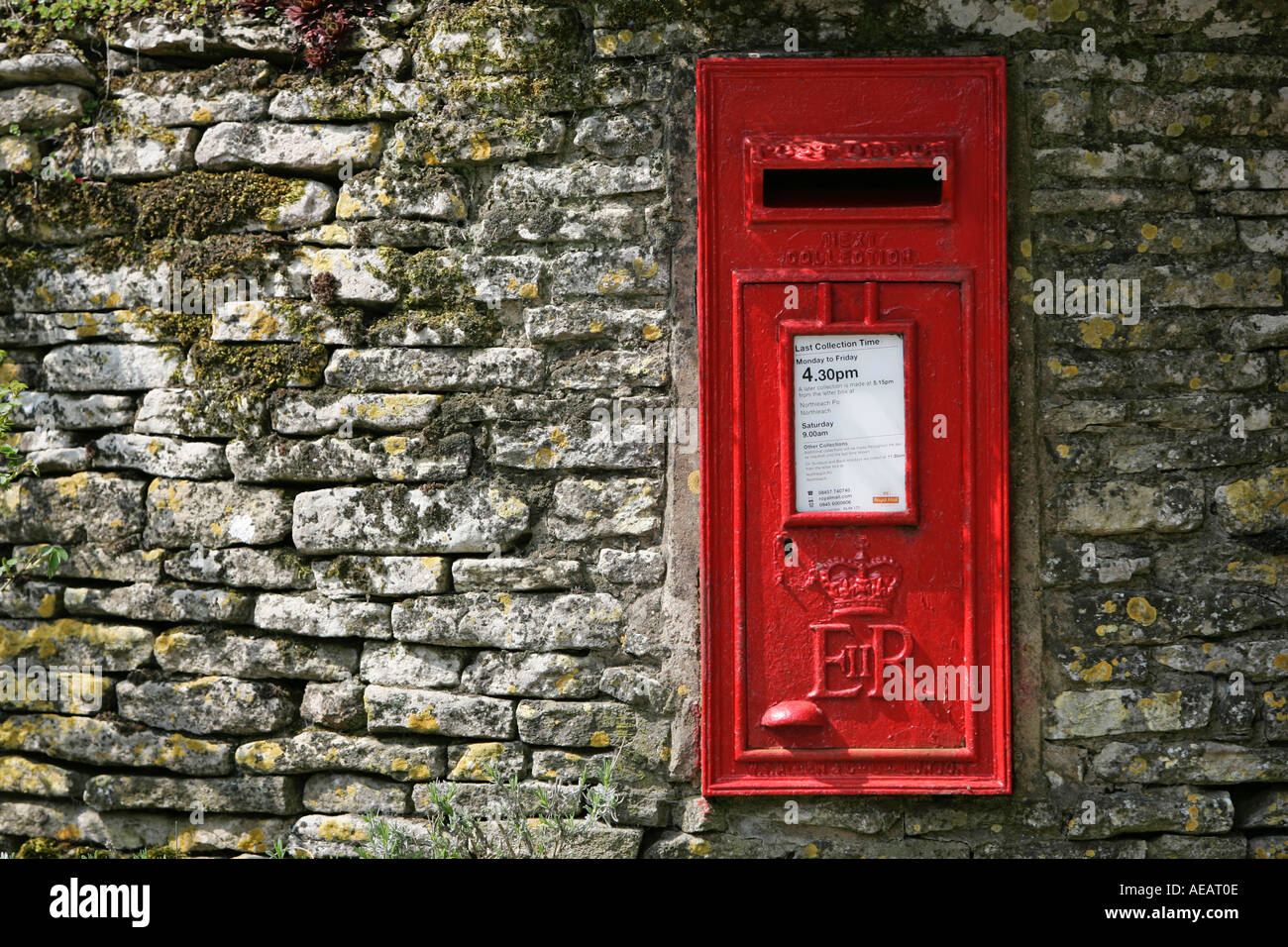 Royal cypher queen elizabeth hi-res stock photography and images - Alamy