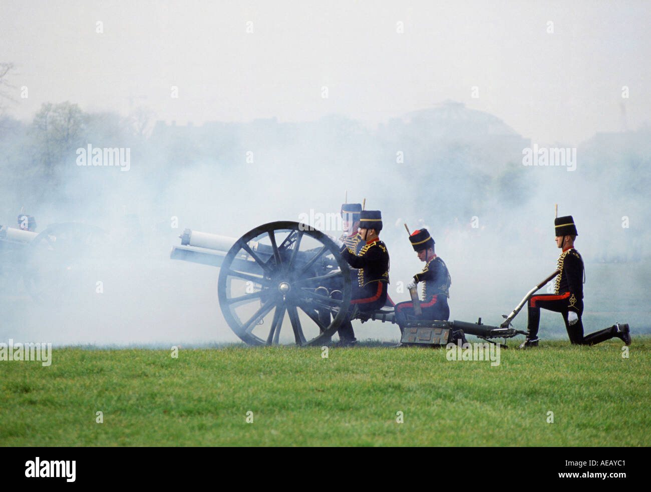 21 gun salute hi-res stock photography and images - Alamy