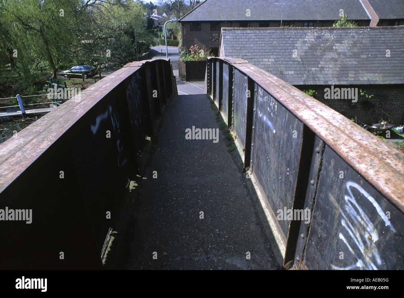 Grand Union Canal bridge 157 with solid metal railing, Kings Langley ...
