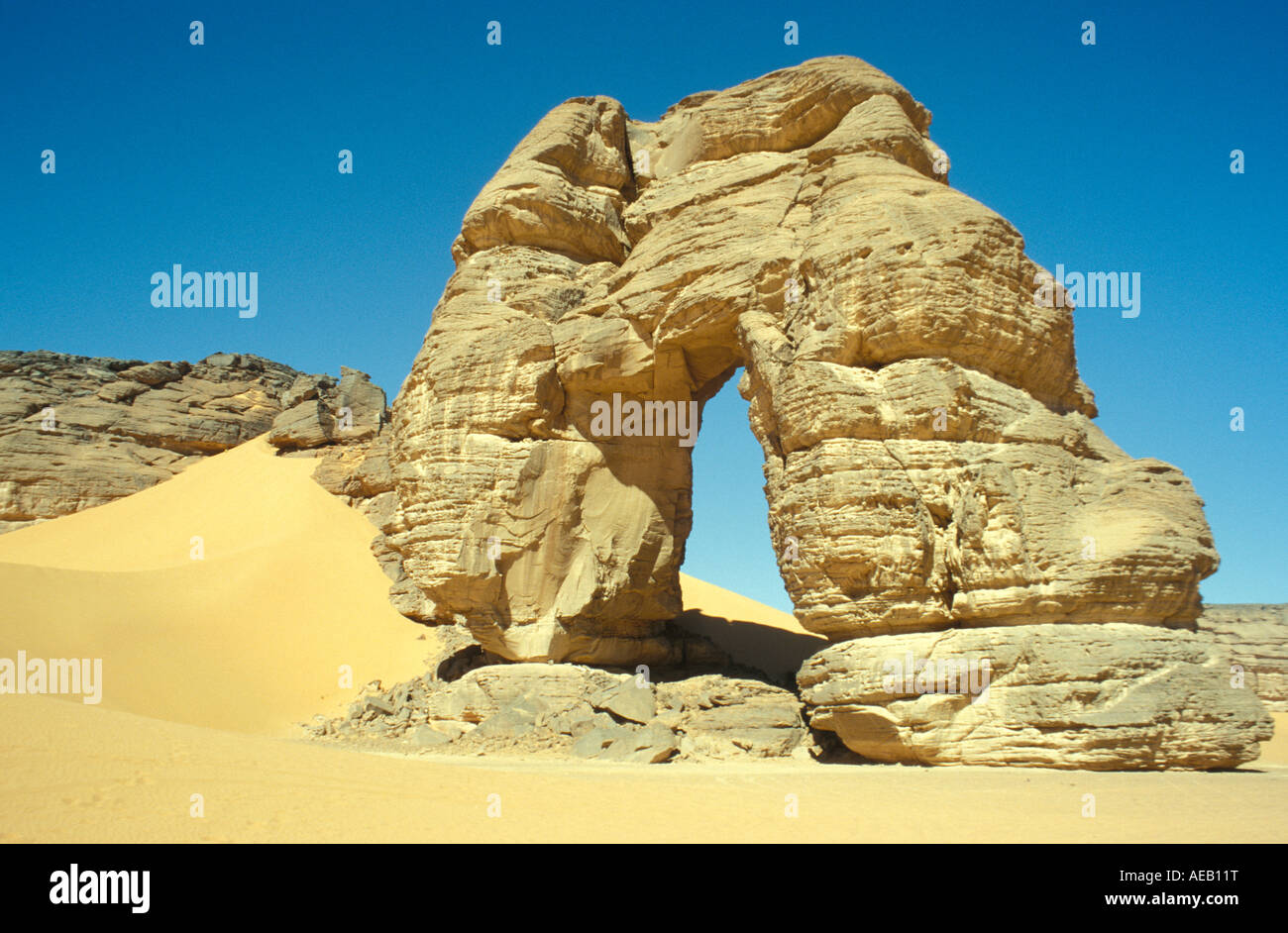 Rock arch in Tadrart Acacus desert Sahara Lybia Stock Photo - Alamy