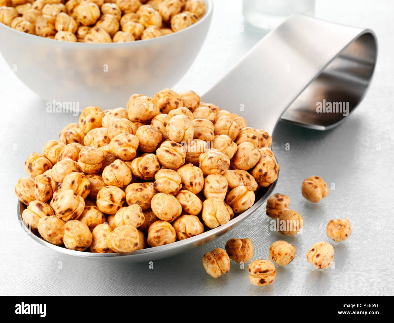 SPOONFUL OF YELLOW CHICKPEAS Stock Photo - Alamy