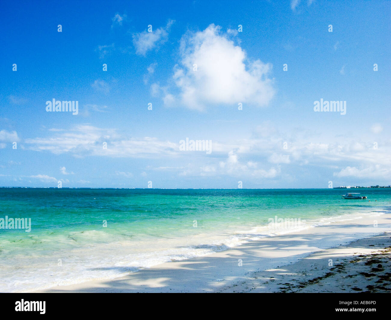 Indian Ocean horizont 1 one cloud blue sky water clear deep Kenya East ...
