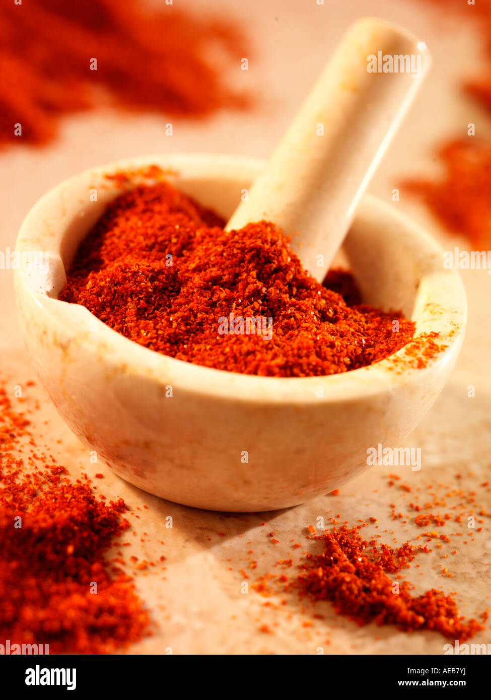 CHILLI POWDER IN PESTLE AND MORTAR Stock Photo - Alamy