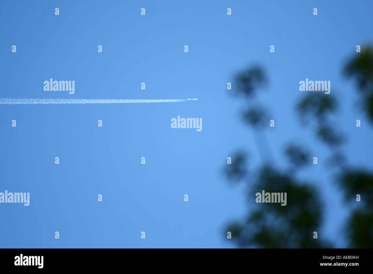 Aviation condensation trail hi-res stock photography and images - Alamy