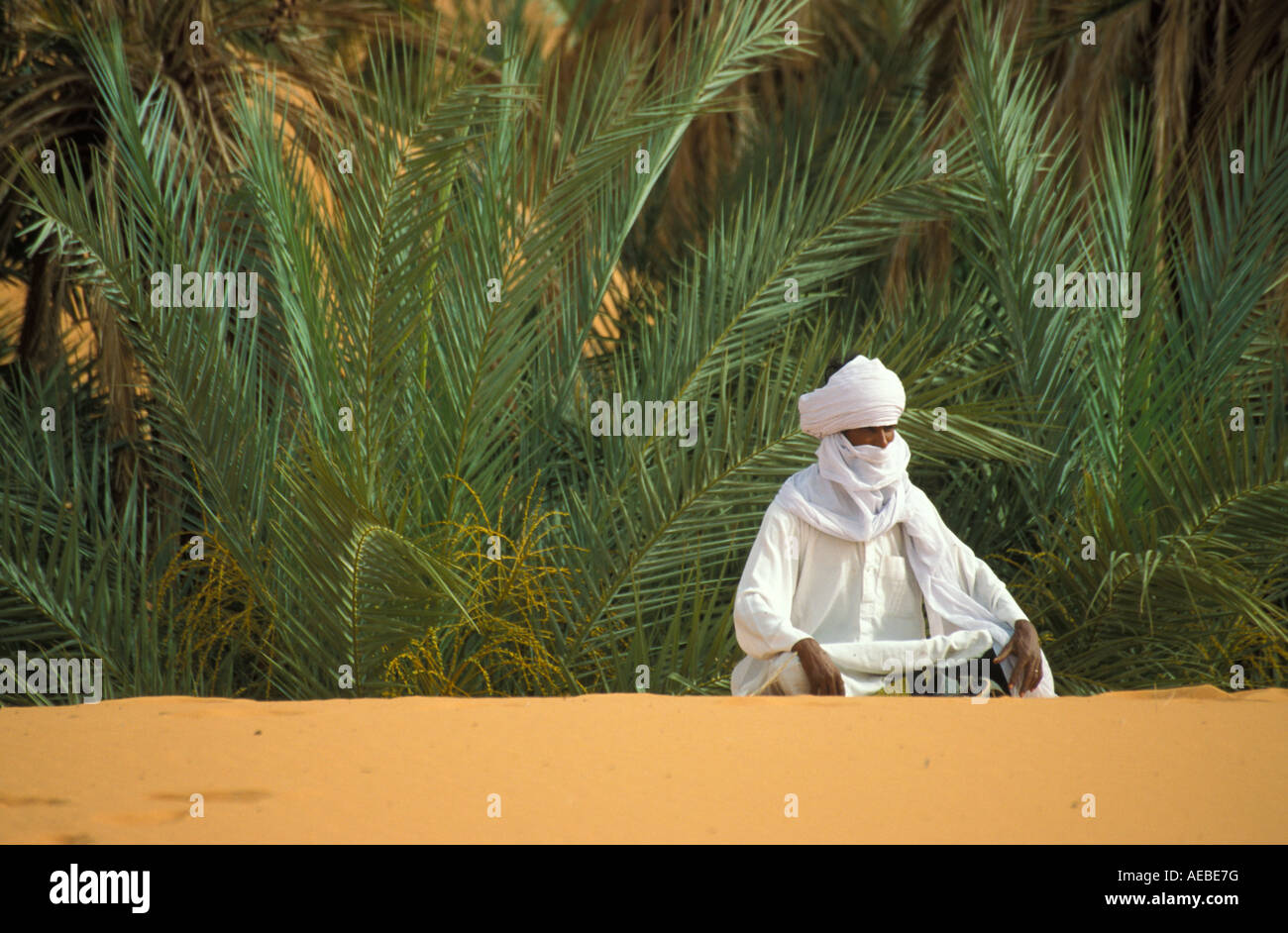 A Tuareg in Oum al Ma oasis Ubari erg region Sahara Lybia Stock Photo ...