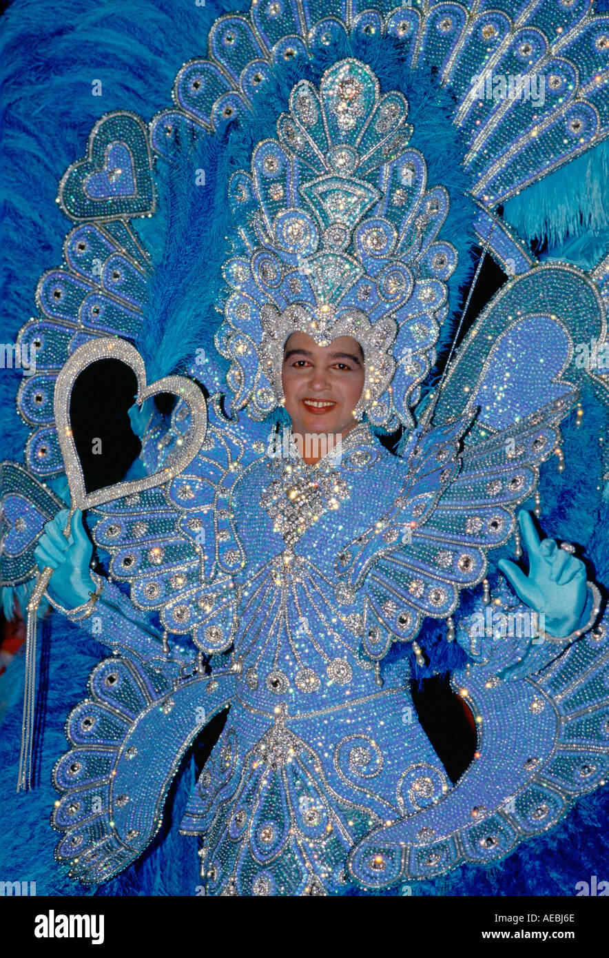 Rio carnival dancers with head dresses hi-res stock photography and ...