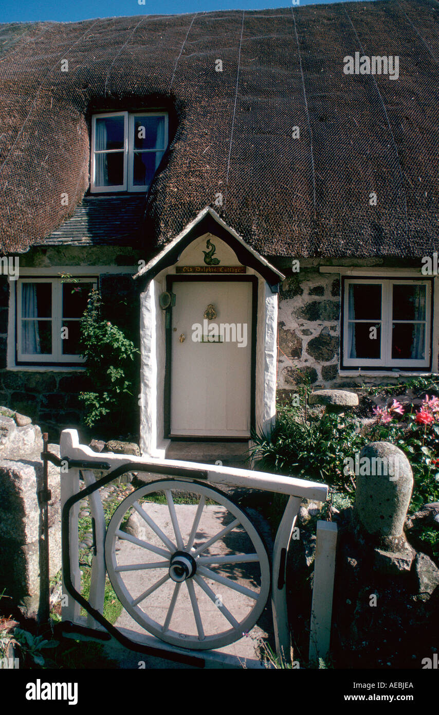 Cute thatched cottage hi-res stock photography and images - Alamy