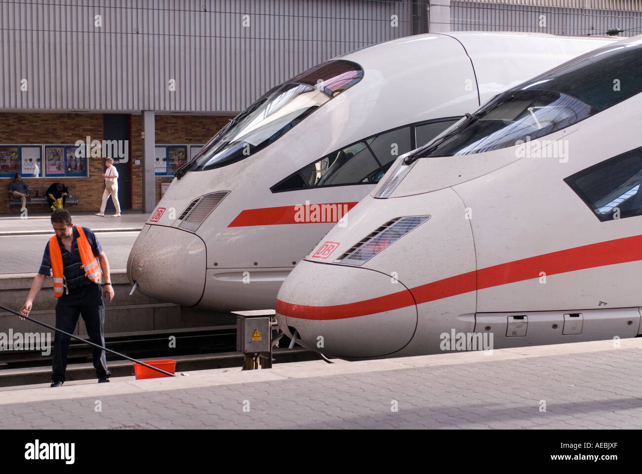 German Intercity IC high speed trains at platforms in Munich station ...