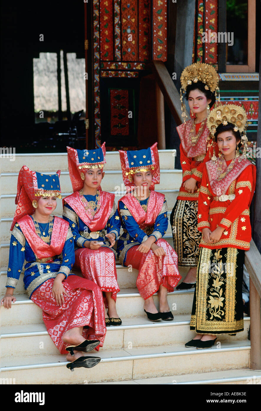 Indonesian women in traditional costumes hi-res stock photography and ...
