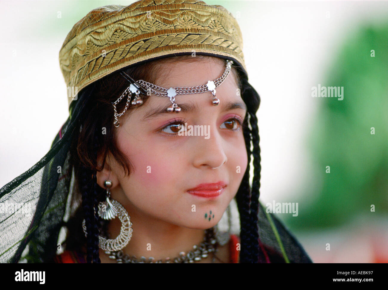 Pakistan traditional clothing + hat hi-res stock photography and images ...