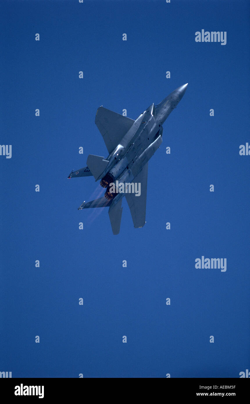 US Air Force F 15 Strike Eagle going vertical in a full after burner ...