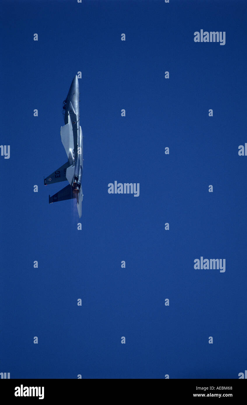 US Air Force F 15 Strike Eagle going vertical in a full after burner ...