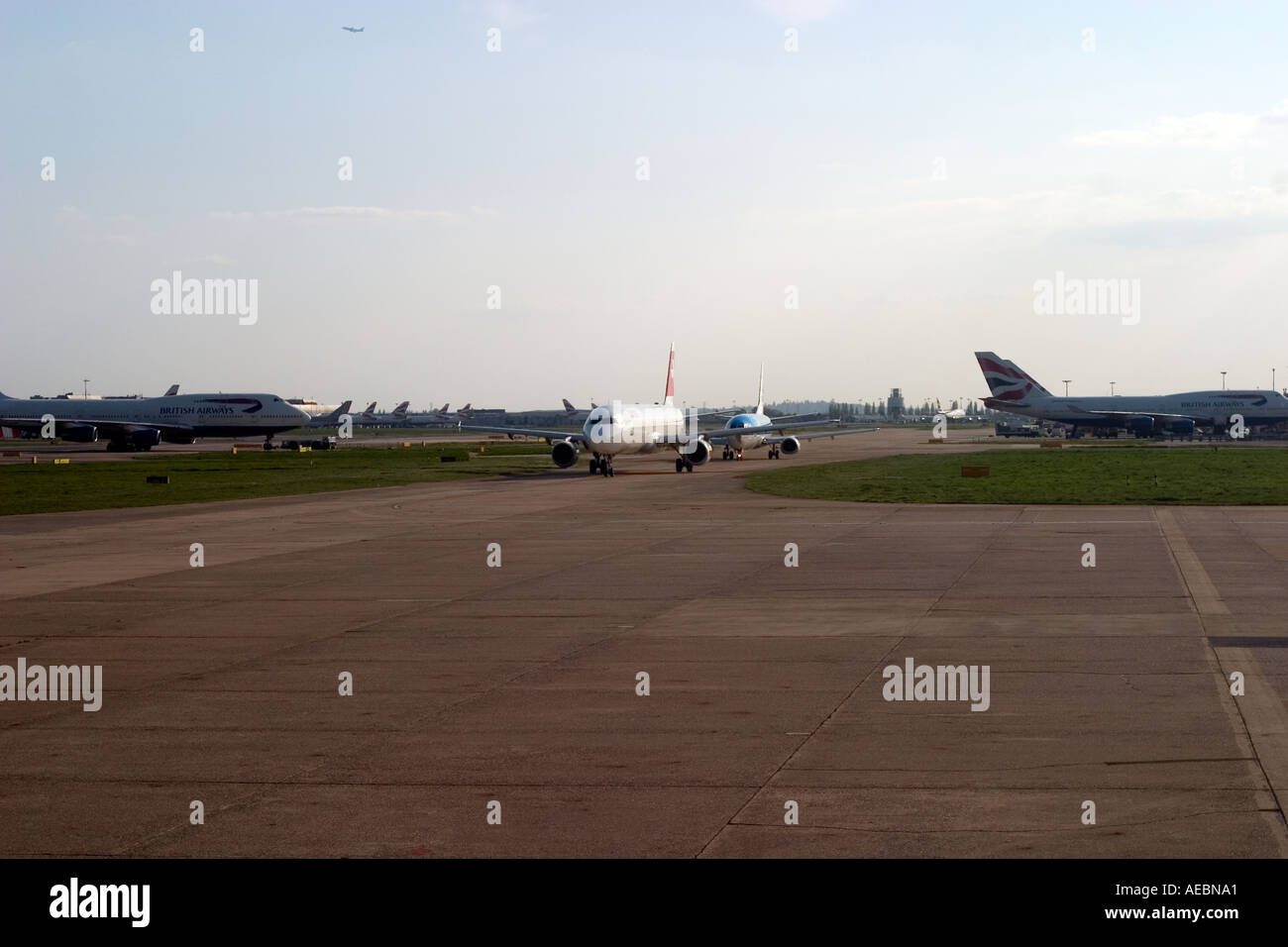 Line aircraft waiting take off hi-res stock photography and images - Alamy