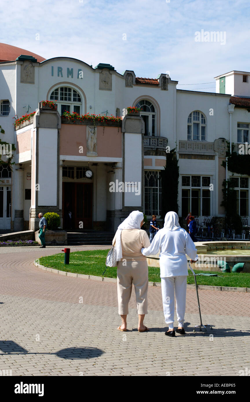 Women walking outside in sunshine hi-res stock photography and images ...