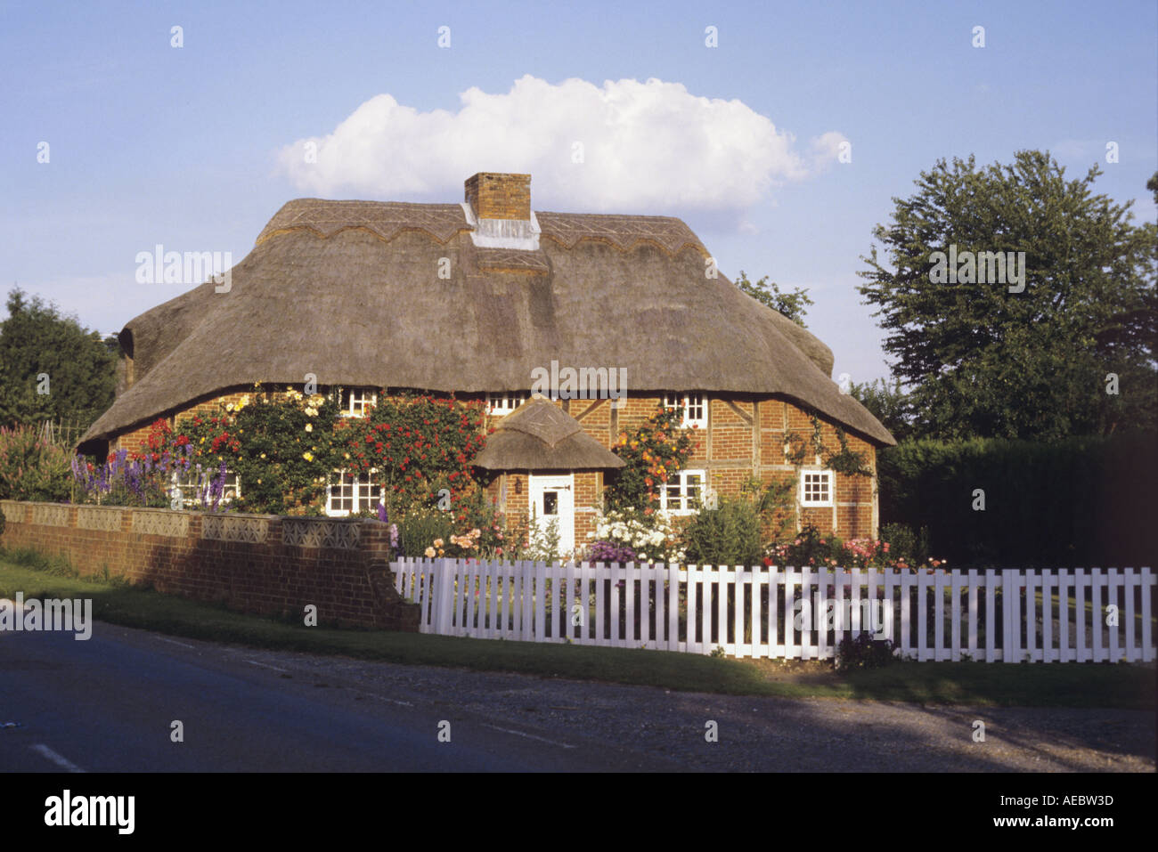 Traditional English cottage Stock Photo - Alamy