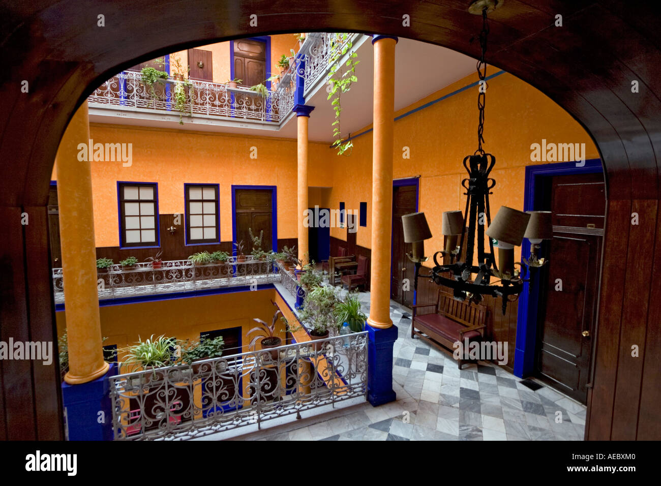 Patio of the Isabel hotel (Mexico City - Mexico). Patio de l'hôtel ...
