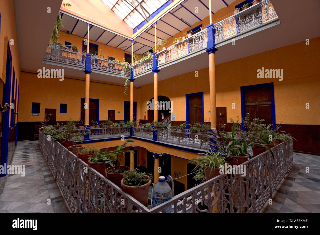Patio of the Isabel hotel (Mexico City - Mexico). Patio de l'hôtel ...