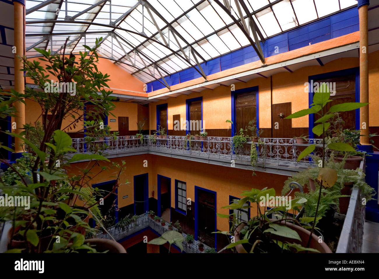 Patio of the Isabel hotel (Mexico City - Mexico). Patio de l'hôtel ...