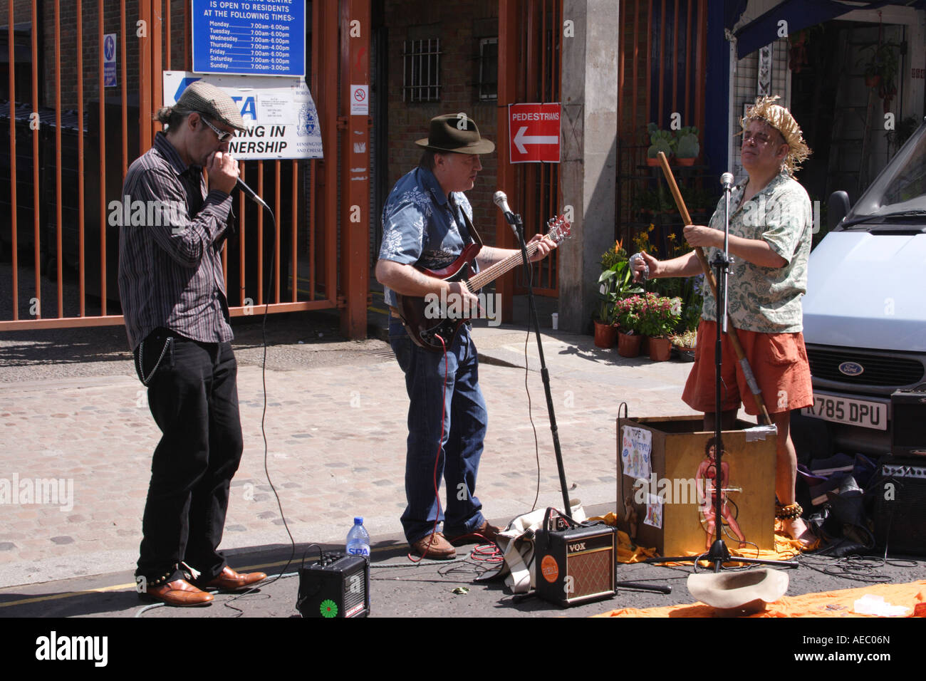 London street musicians hi-res stock photography and images - Alamy