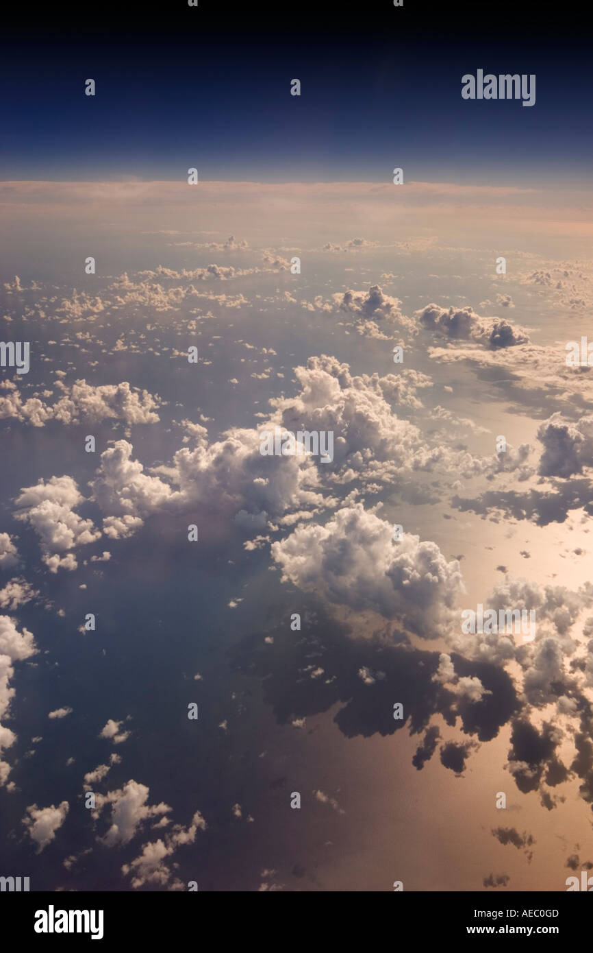 Upper atmosphere overview. Vue de l'atmosphère terrestre à très haute ...