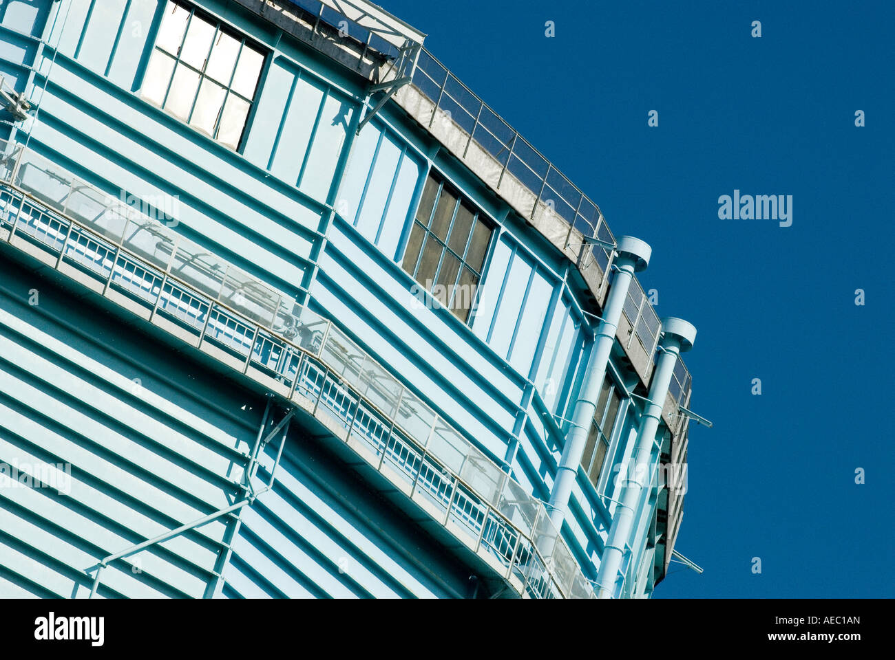 A gas storage tower in Battersea Stock Photo - Alamy