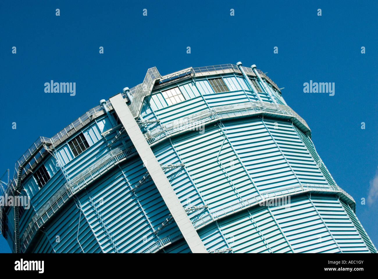 A gas storage tower in Battersea Stock Photo - Alamy