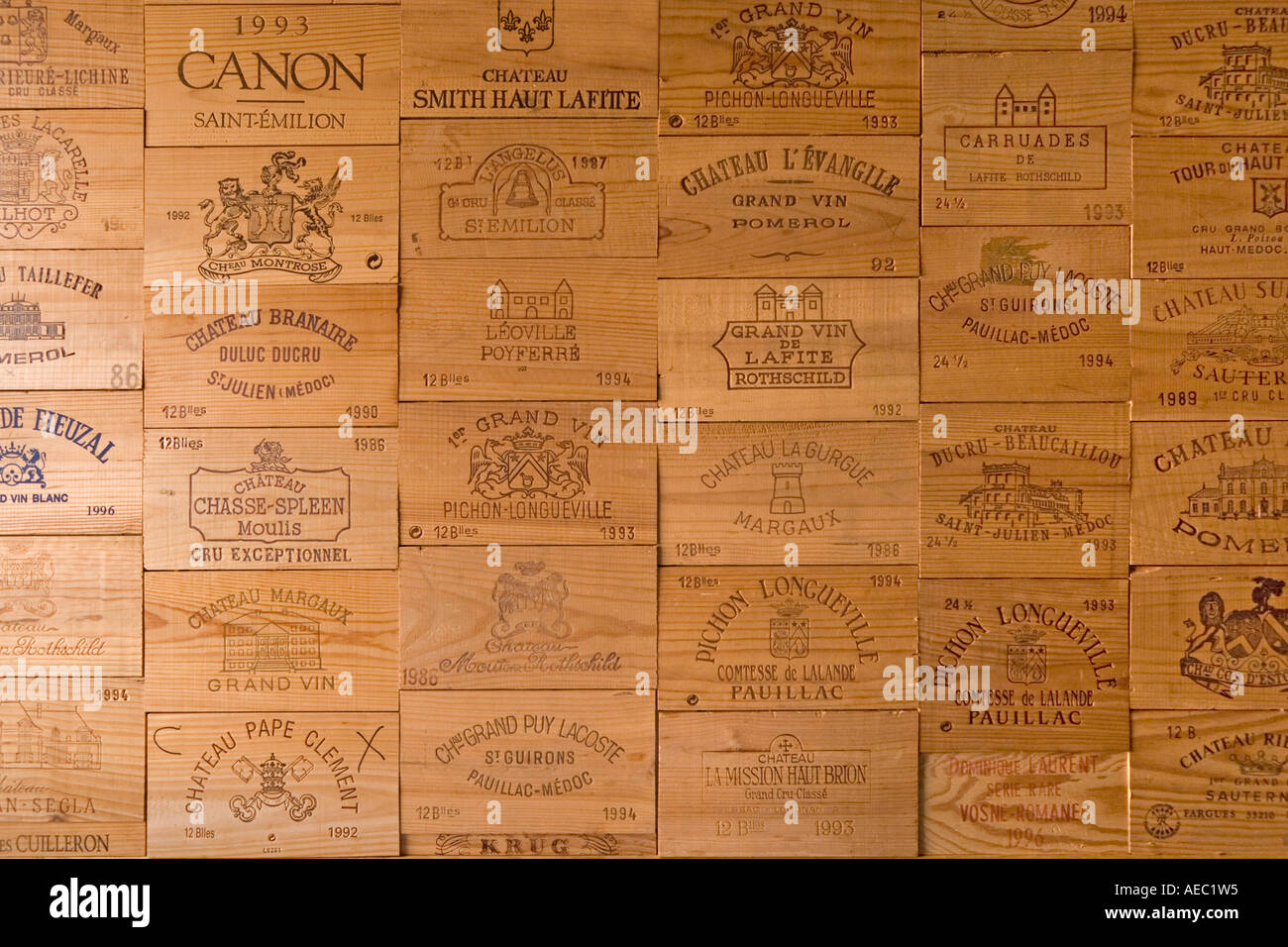 Front part of wooden vintage wine cases, displayed on a wall. Panneaux ...