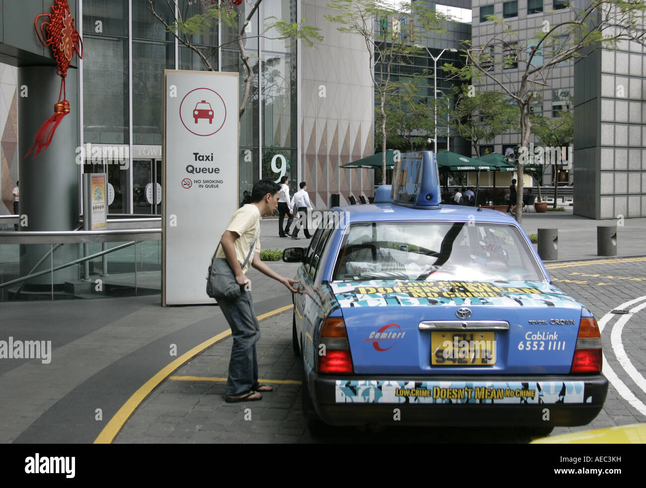 Man taking a taxi in Singapore at a Taxi Queue Stock Photo - Alamy