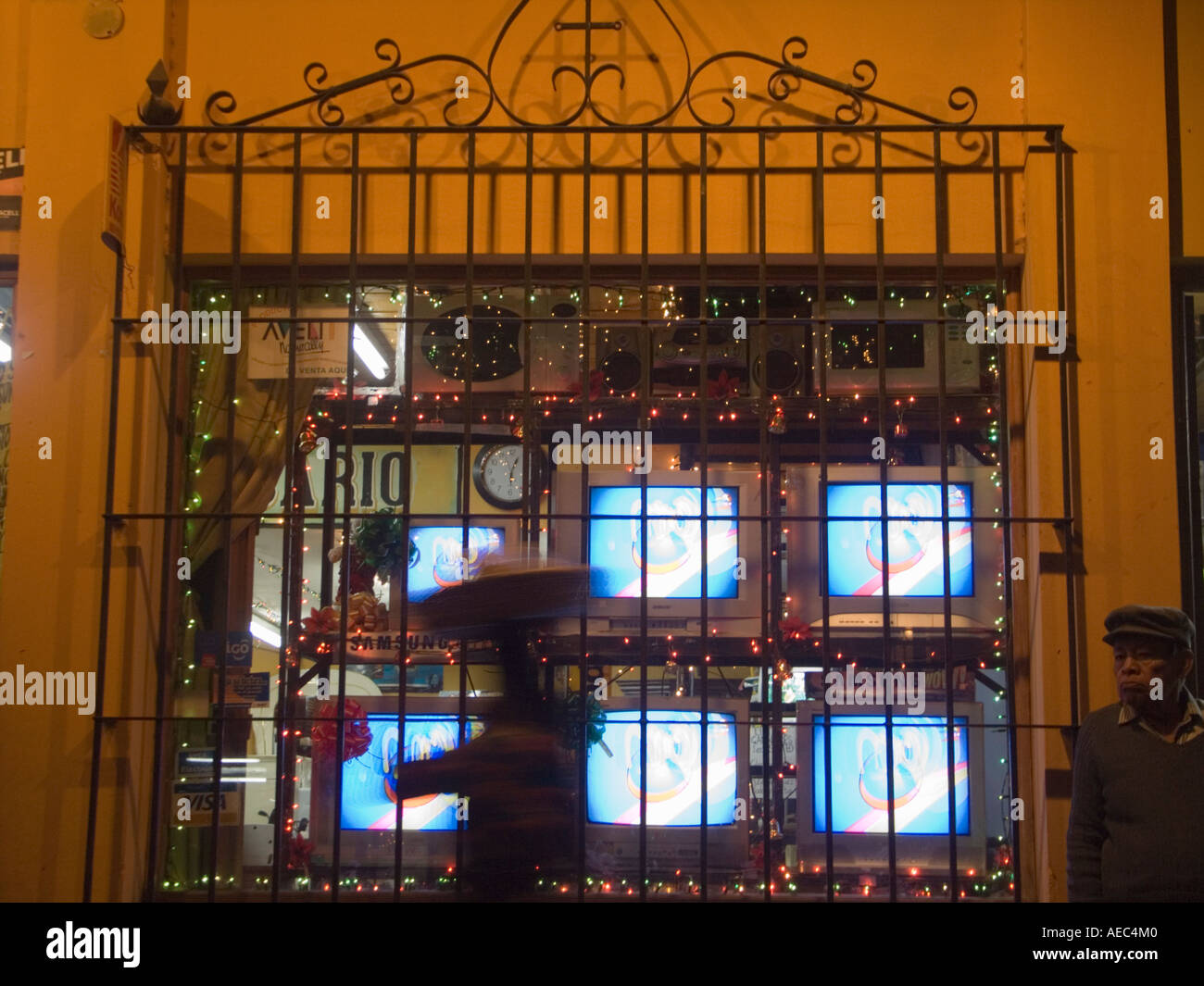 Tv shop window hi-res stock photography and images - Alamy