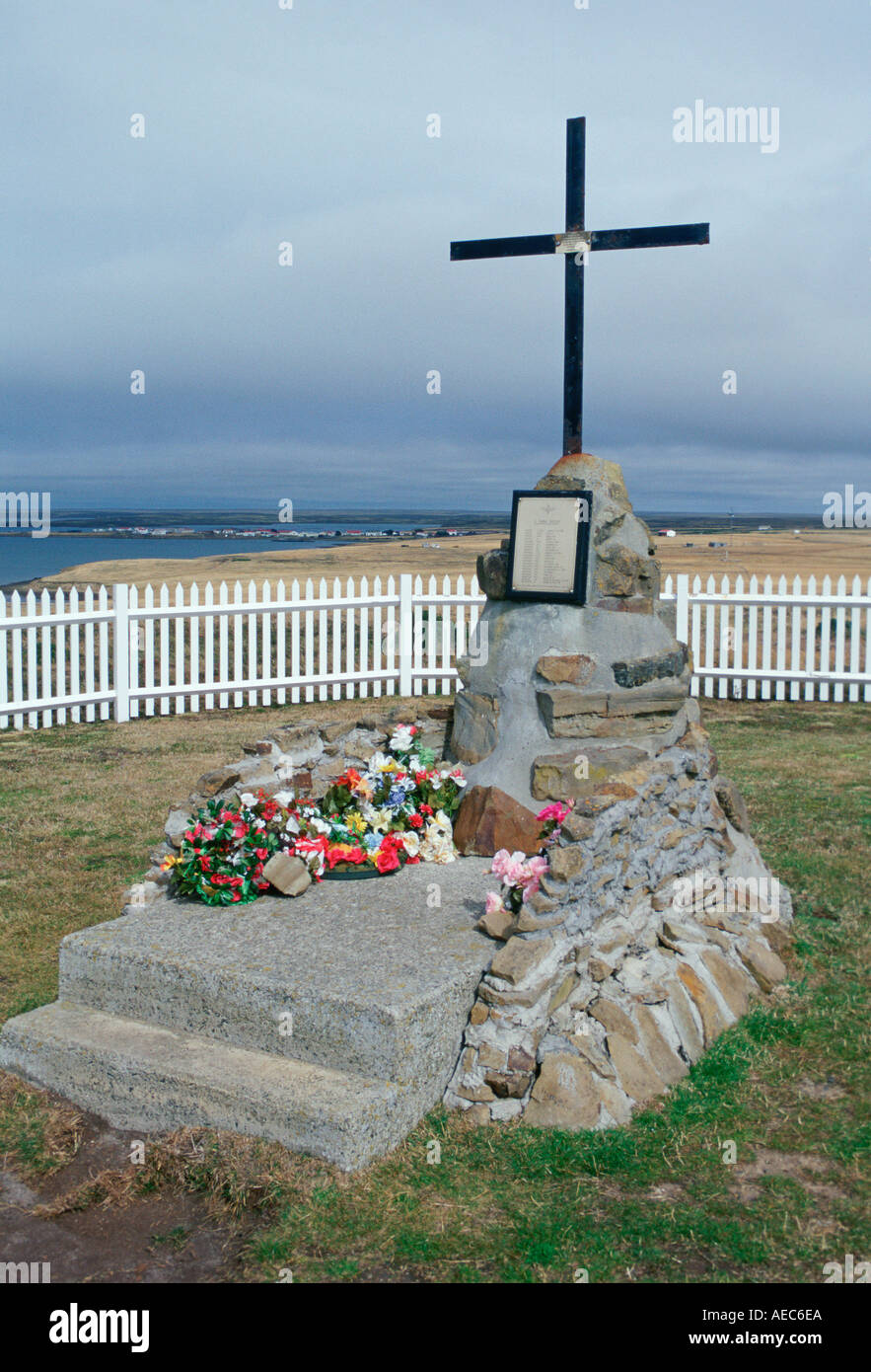 2 Para Memorial cross at Goose Green Falkland Islands Stock Photo - Alamy