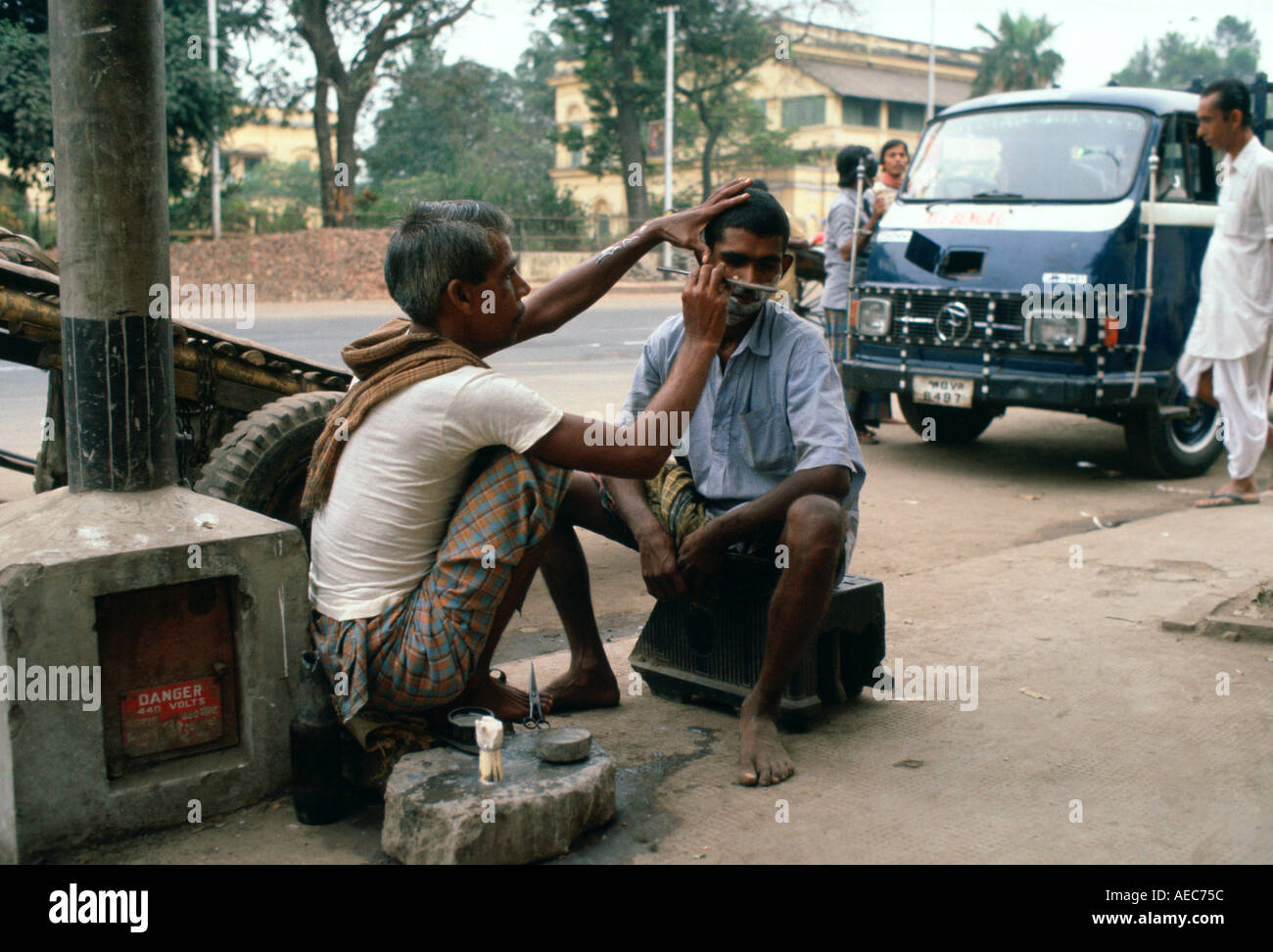 Street barber at work Delhi India Stock Photo - Alamy
