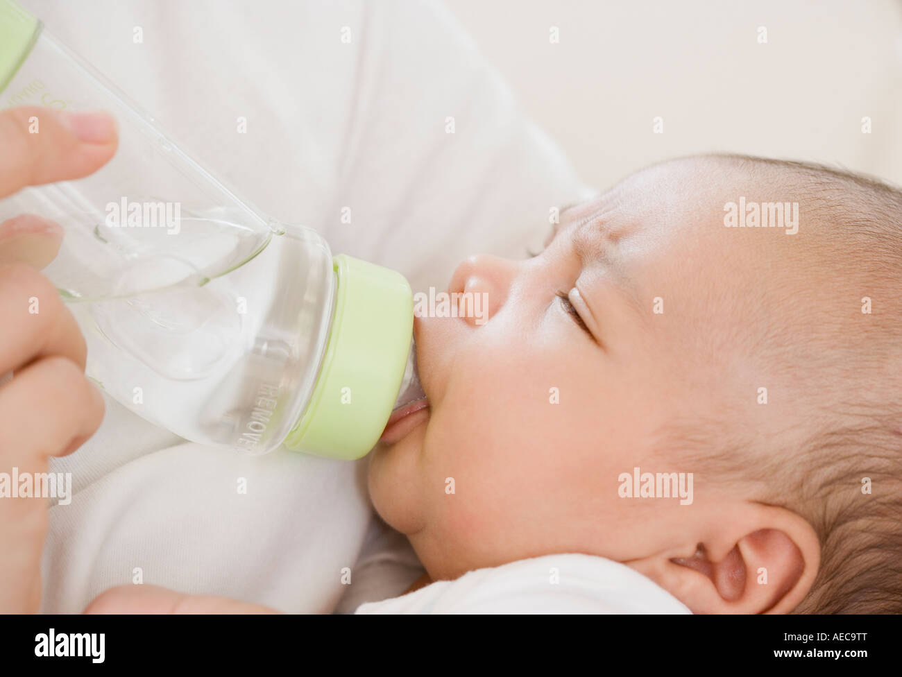 Close up of newborn baby drinking from bottle Stock Photo - Alamy