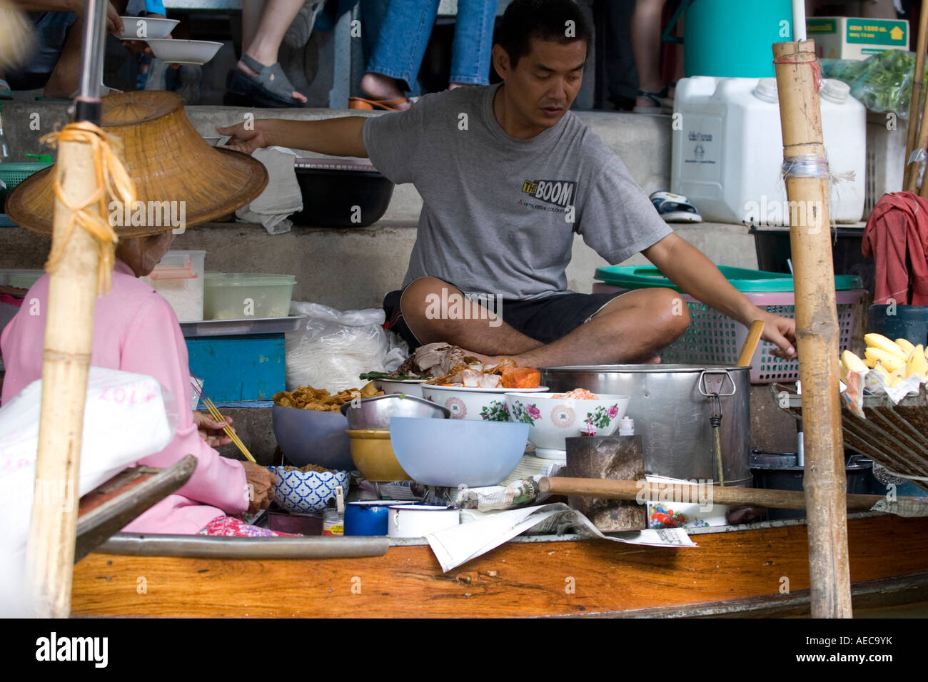 Man selling noodles at Damnoen Saduak Floating Market Stock Photo - Alamy