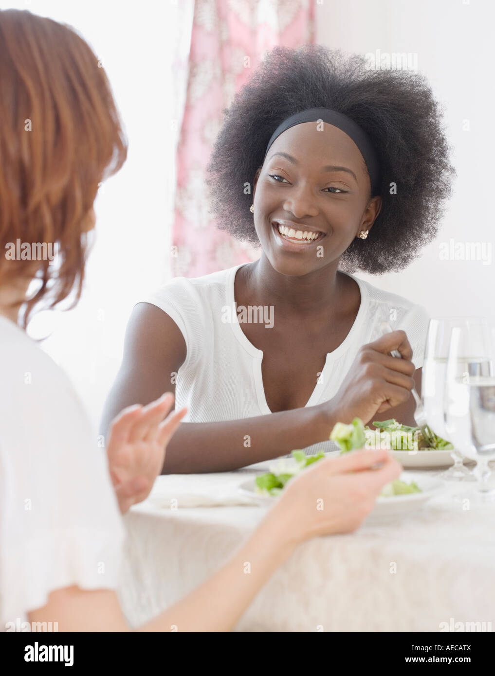 Two women eating lunch Stock Photo - Alamy
