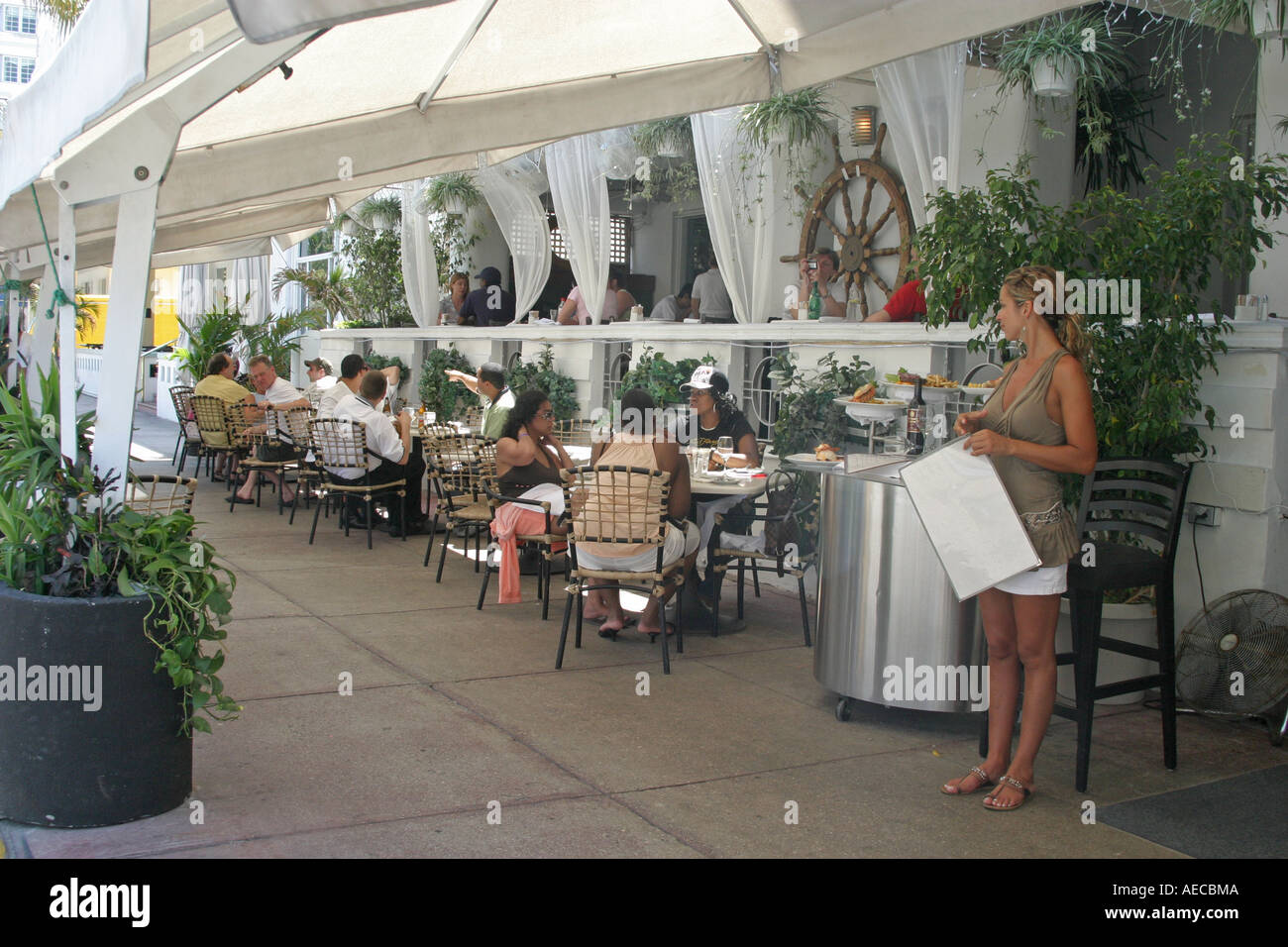 sidewalk patio restaurant scene Stock Photo - Alamy