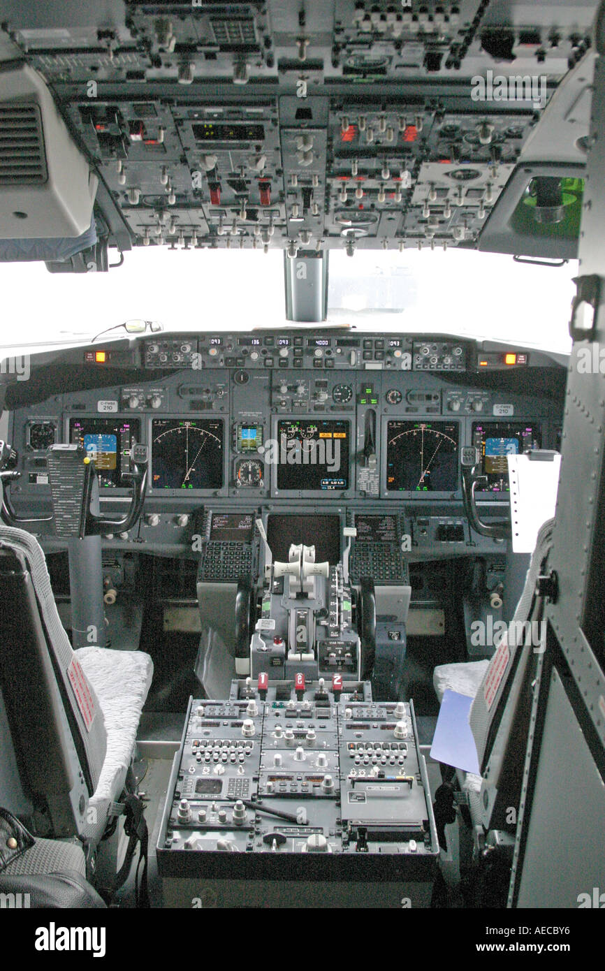 airliner cockpit and instrument panel Stock Photo - Alamy