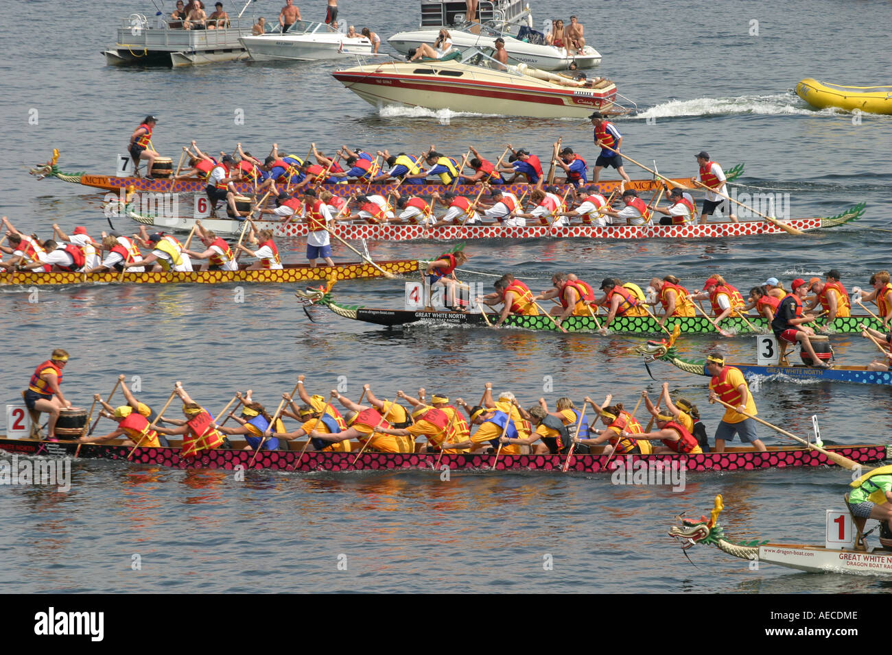 dragon boats and teams racing Stock Photo - Alamy